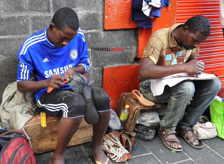 Port-Louis : Trois cordonniers se mettent à l’ouvrage pour donner fière ...