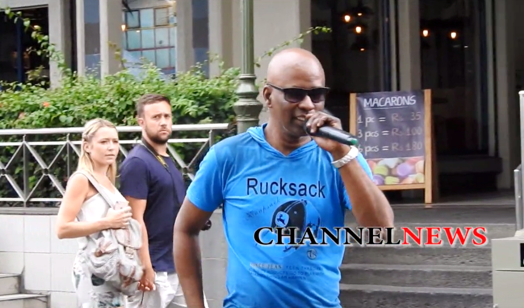 (VIDÉO) Richard: Un chanteur de rue qui vit de sa passion - ChannelNews