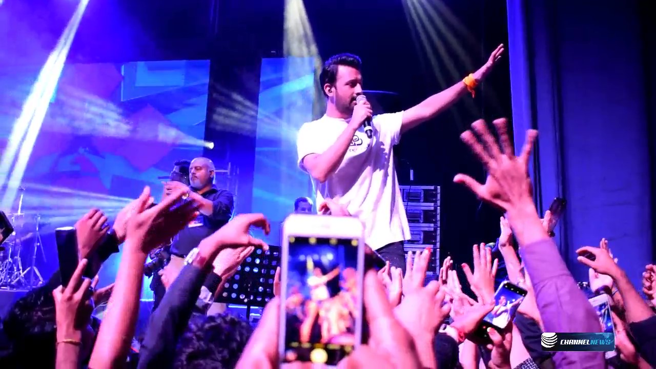 (VIDÉO) Atif Aslam séduit le cœur de ses fans - ChannelNews