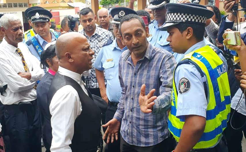 (VIDEO) Mr malin à un policier : « Don’t touch me Sir » - ChannelNews