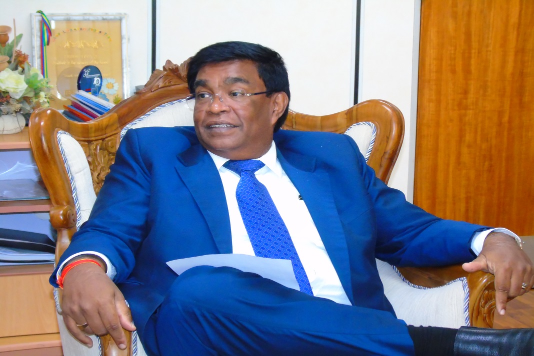 Le parlement élira Pradeep Roopun comme le Président de la République ...